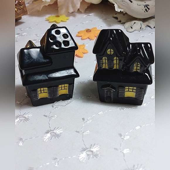 Kitchen | Salt And Pepper Shakers 2 Very Small Haunted Houses | Poshmark